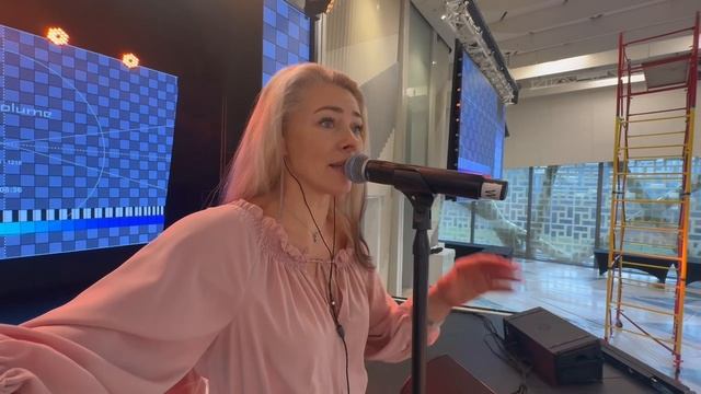 Марина Дрождина на гастролях группы Hi-Fi Vlog из Москвы