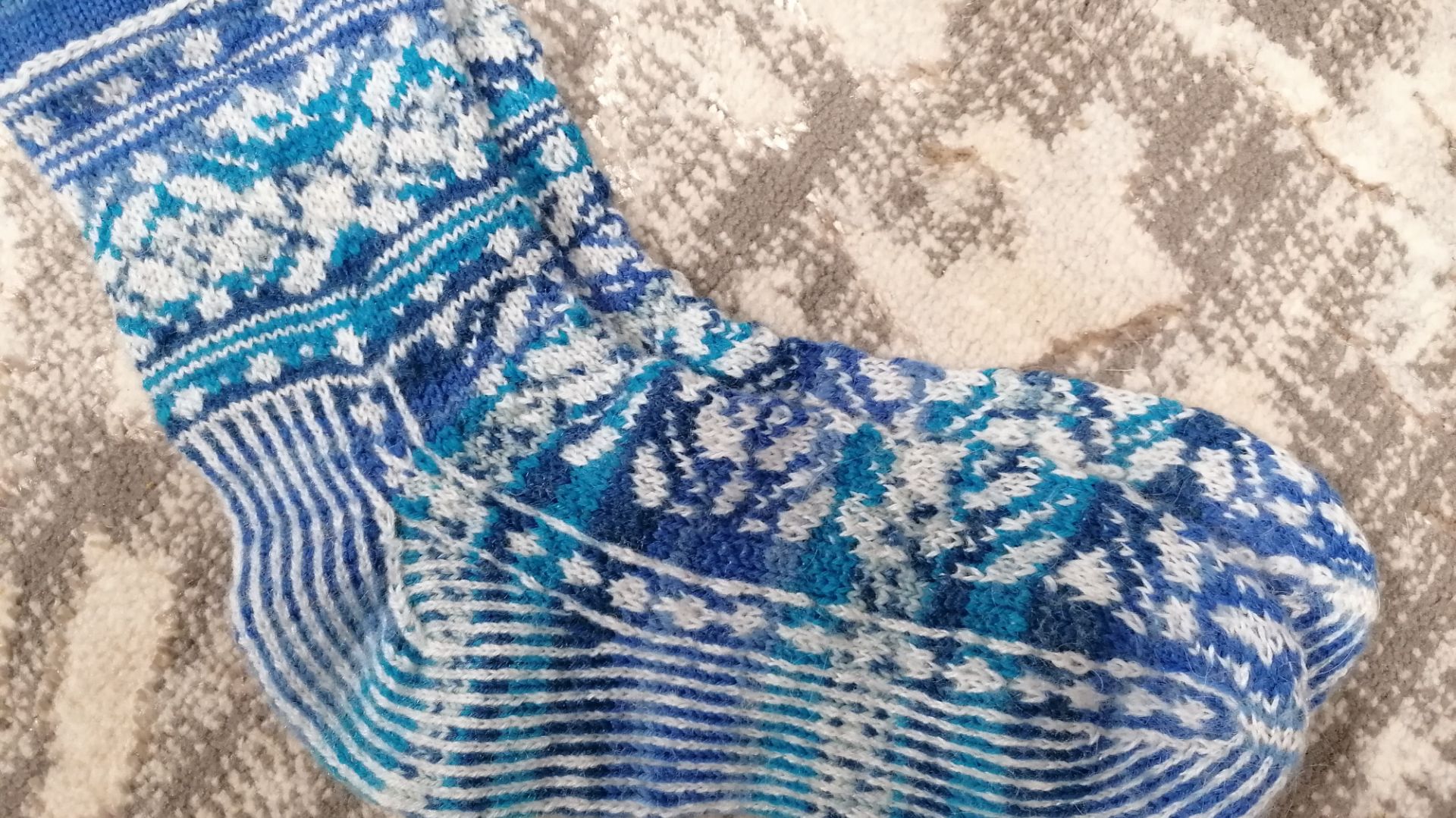 Праздничные носочки_Приходите и вяжите! МК по вязанию праздничных носочков