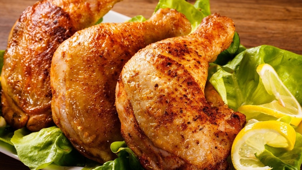 Откуда? Идёт вкусная курочка. #цехубояптицы #убойныйцех #производствомясаптицы