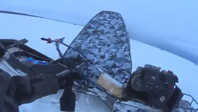 Арктика!Привязал палатку к собаке,чтобы в ней Корюшку ловить!Тепло и мухи некусают!