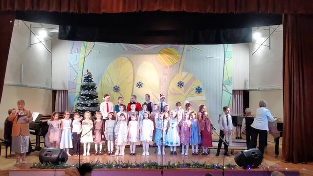 Хор "Первоклашки" ДМШ № 1 им. Г. Синисало.  «Коляда», «Возле старой ёлки».