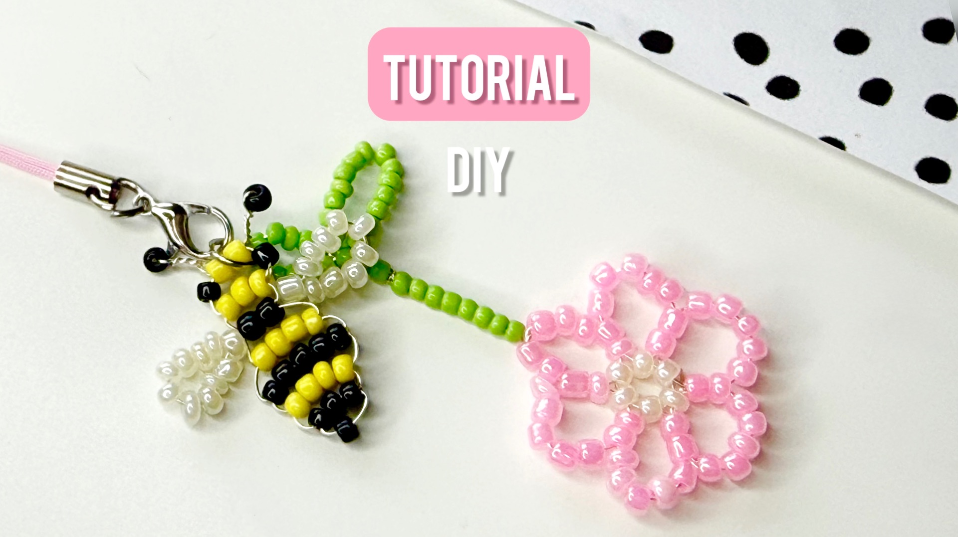 Как сделать брелок для телефона из бисера в виде пчелки и цветочка 🌸🐝 | Пошаговая инструкция