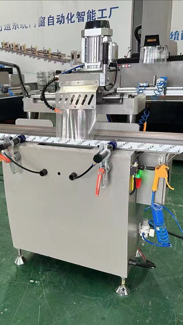 Копир-фрезер XF-90×290A для обработки алюминиевых профилей.