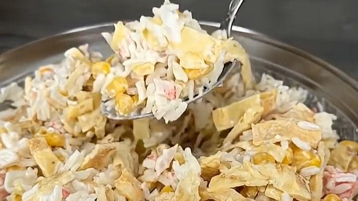 Необычный Салат с крабовыми палочками...🥗🦀😋