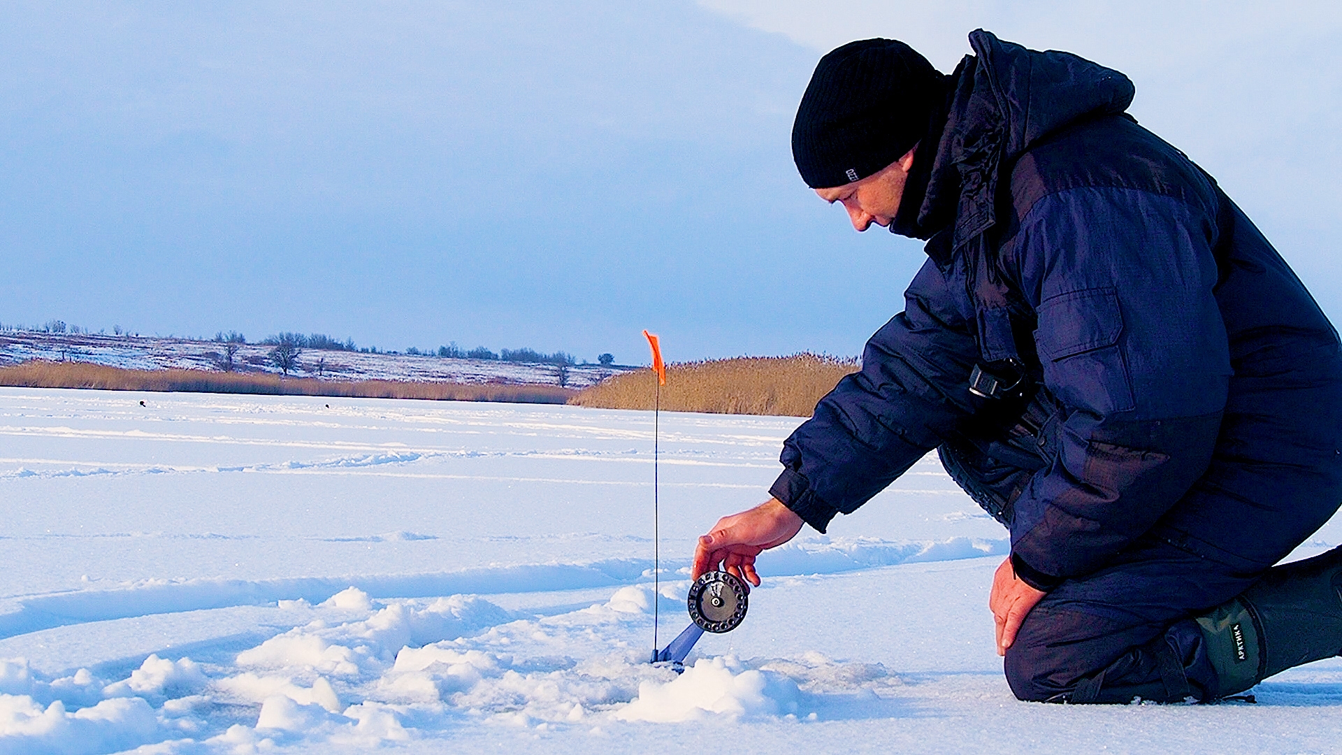 Жерлицы сошли с ума! Флаги горят один за другим! Зимняя рыбалка на жерлицы и  безмотылку!