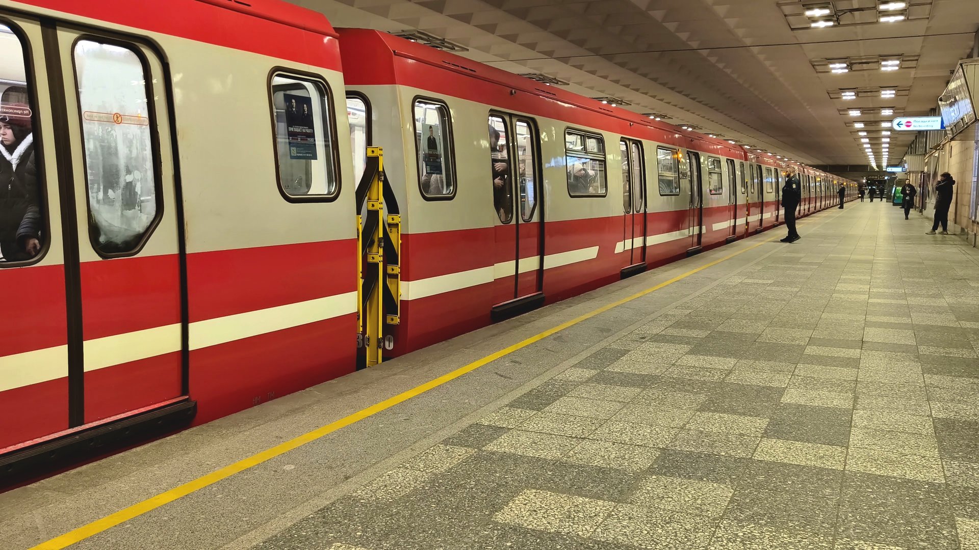 Петербургский метрополитен. Станция Девяткино, движение поездов.