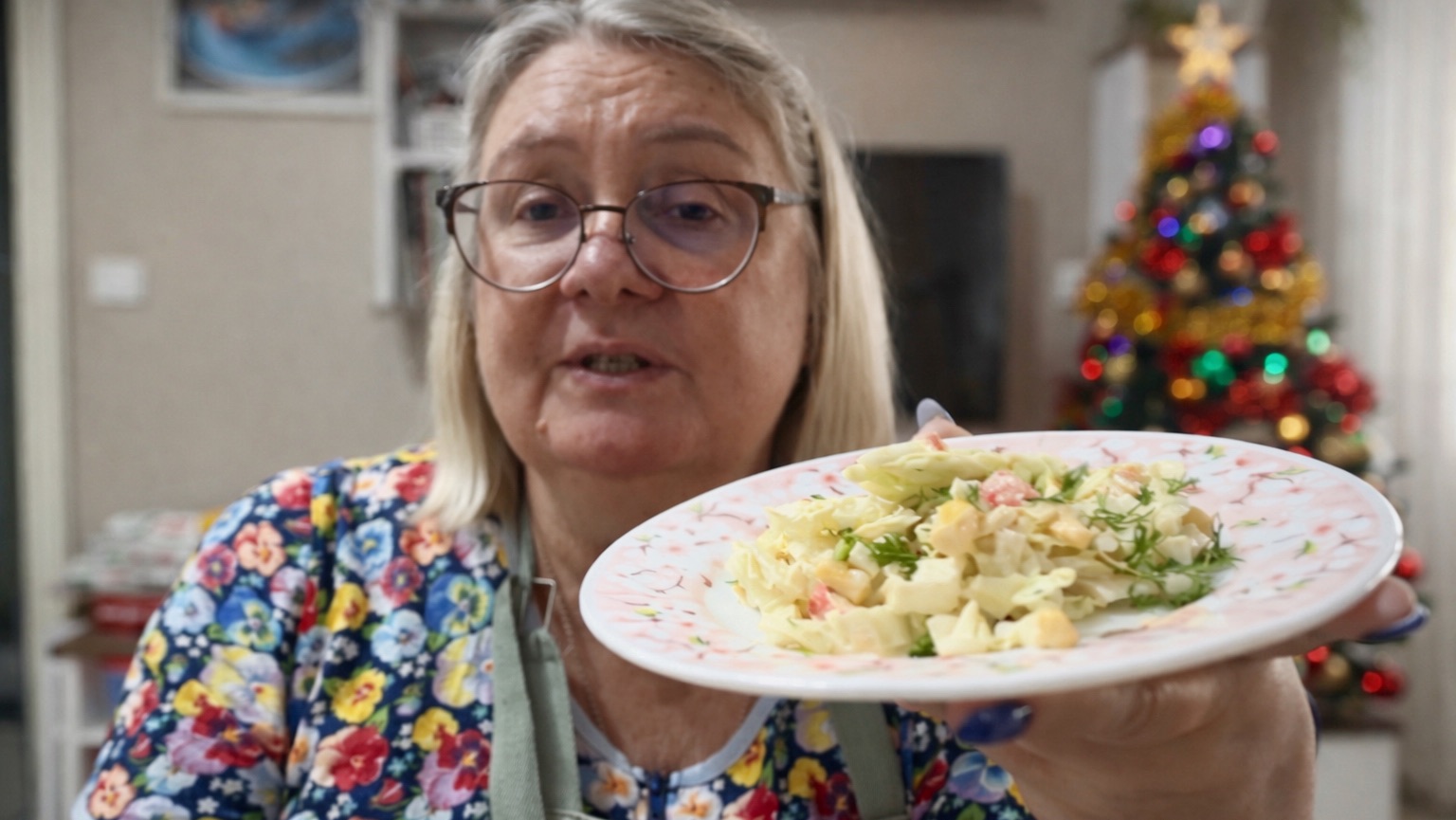 Салат с крабовыми палочками и пекинской капустой | простой и вкусный