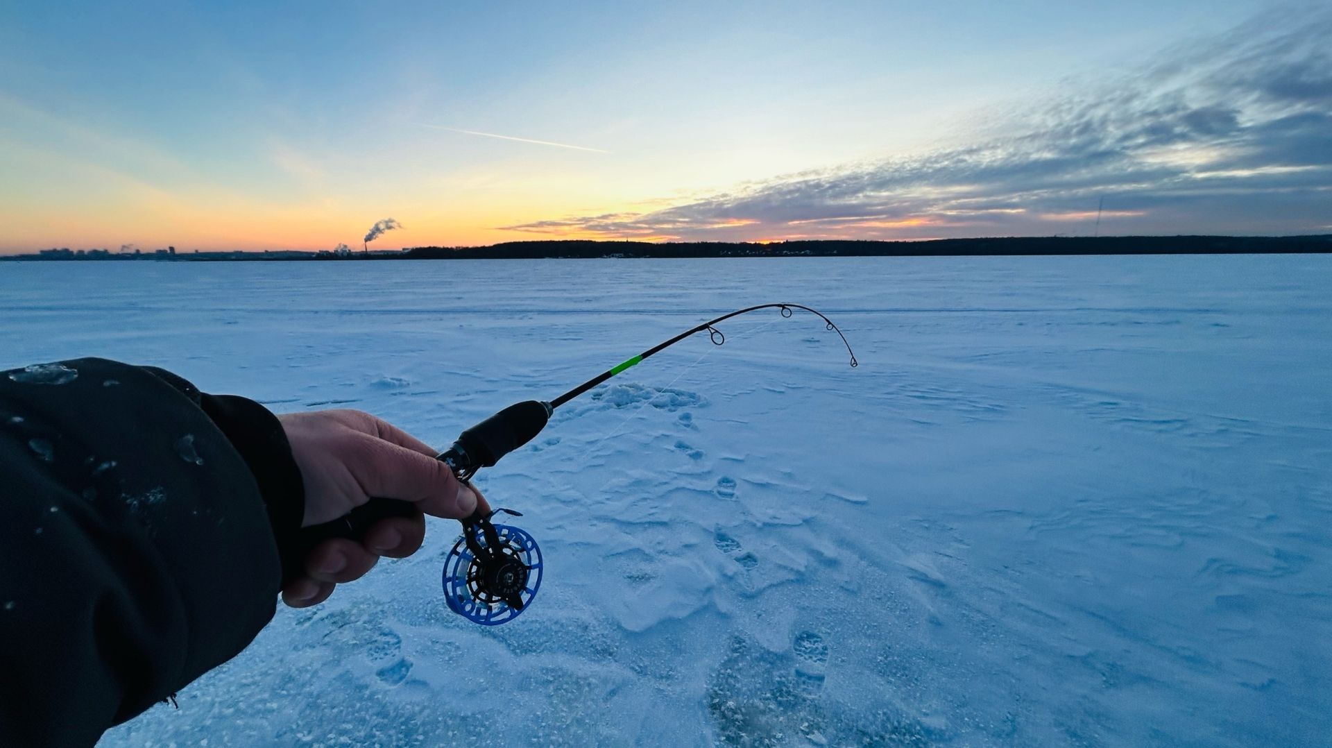 Я БЫЛ В ШОКЕ КОГДА ПОЙМАЛ ЕГО, ЗИМНЯЯ РЫБАЛКА НА БАЛАНСИР ПО ПЕРВОМУ ЛЬДУ НА ГОРОДСКОМ ПРУДУ.