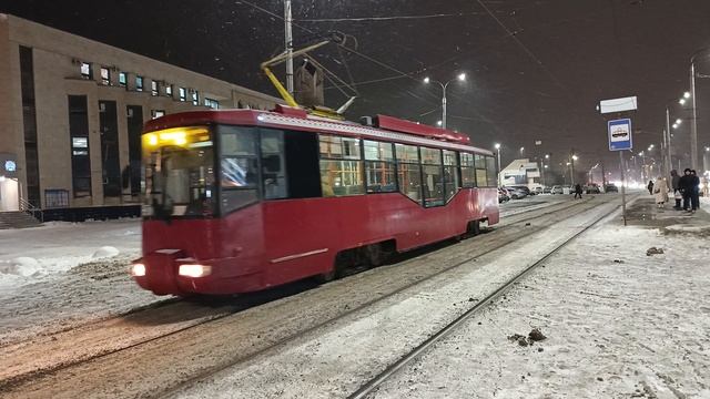 Трамваи 71-623 и Stadler 62103 у железнодорожного вокзала Казани (15.12.2025)