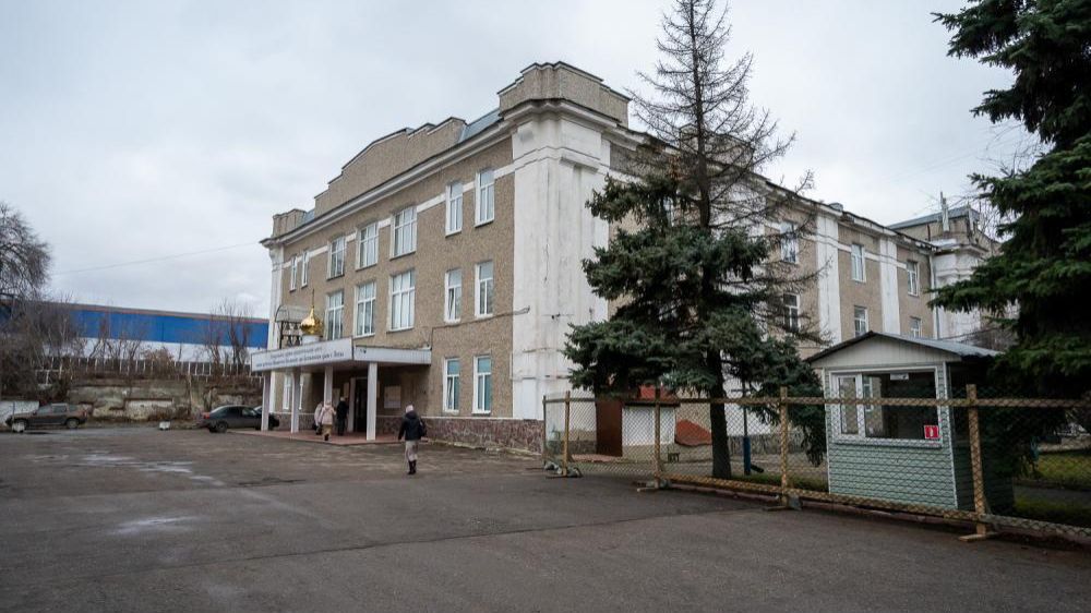 Выпуск посвящен 30-летию богословских курсов