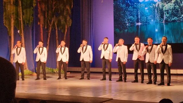 Мужской состав ансамбля "Туймаада" исполняет грузинскую песню "Озеро" на музыку Мераба Парцхаладзе