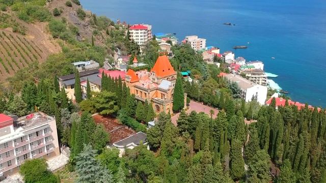 Крым. Посёлок Утес.  Эллинги и  дворец княгини Гагариной.