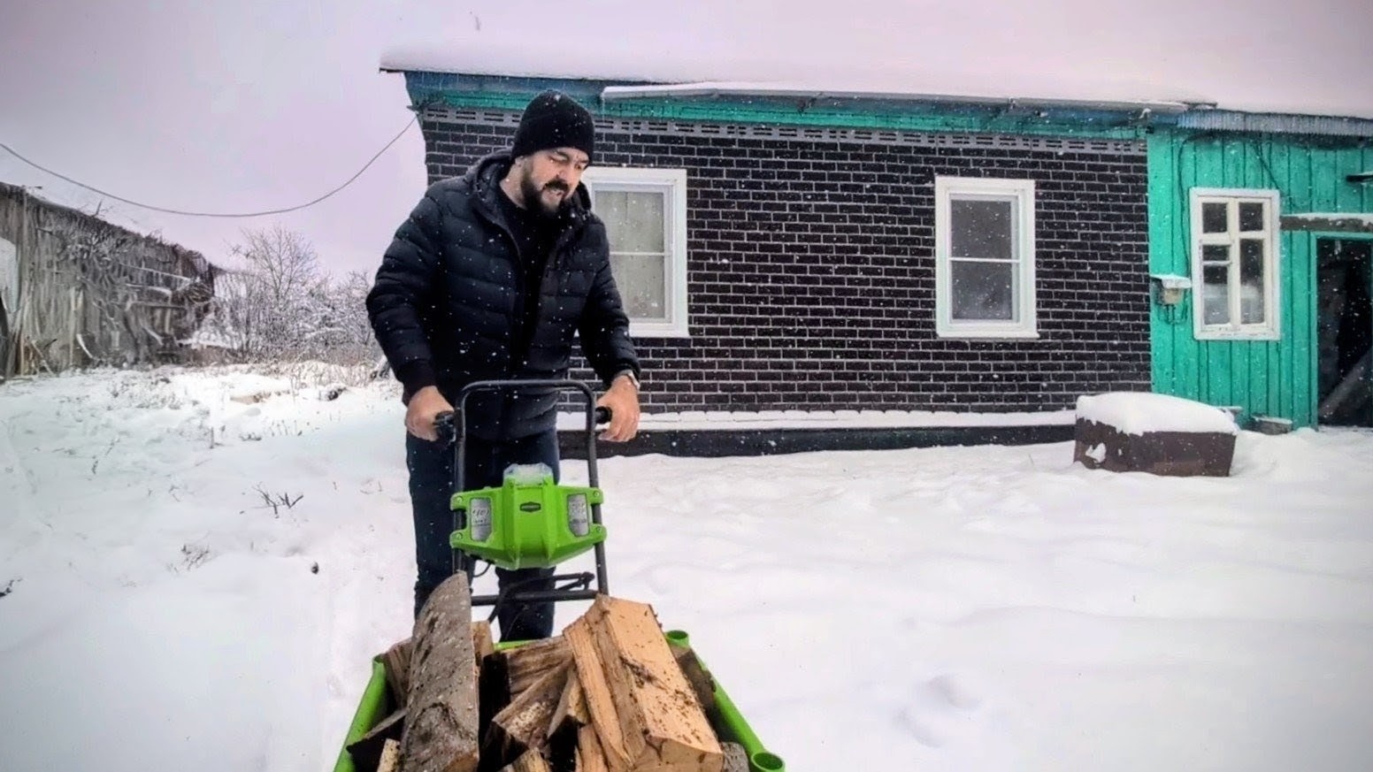 Встретили новый год в Курджиново, пока ещё не продал дом, пользуюсь!) Всё замело!