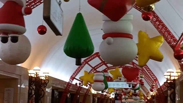 Метро Трубная украшено на Новый год игрушками высотой 2,6 м, новогоднее настроение