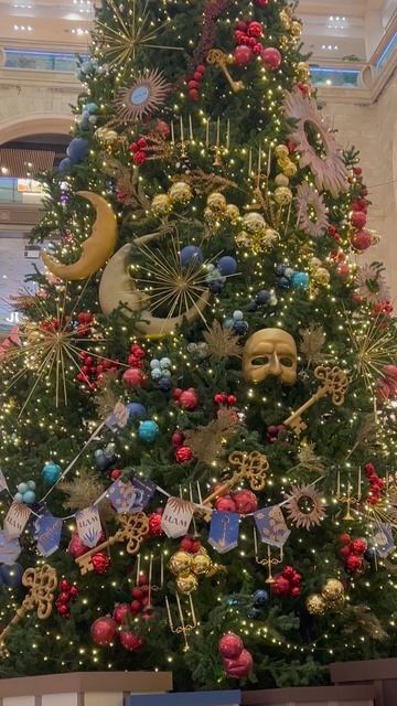 #Shorts Новогодняя ёлка в ЦДМ // Ёлка в Центральном Детском магазине на Лубянке, Москва //