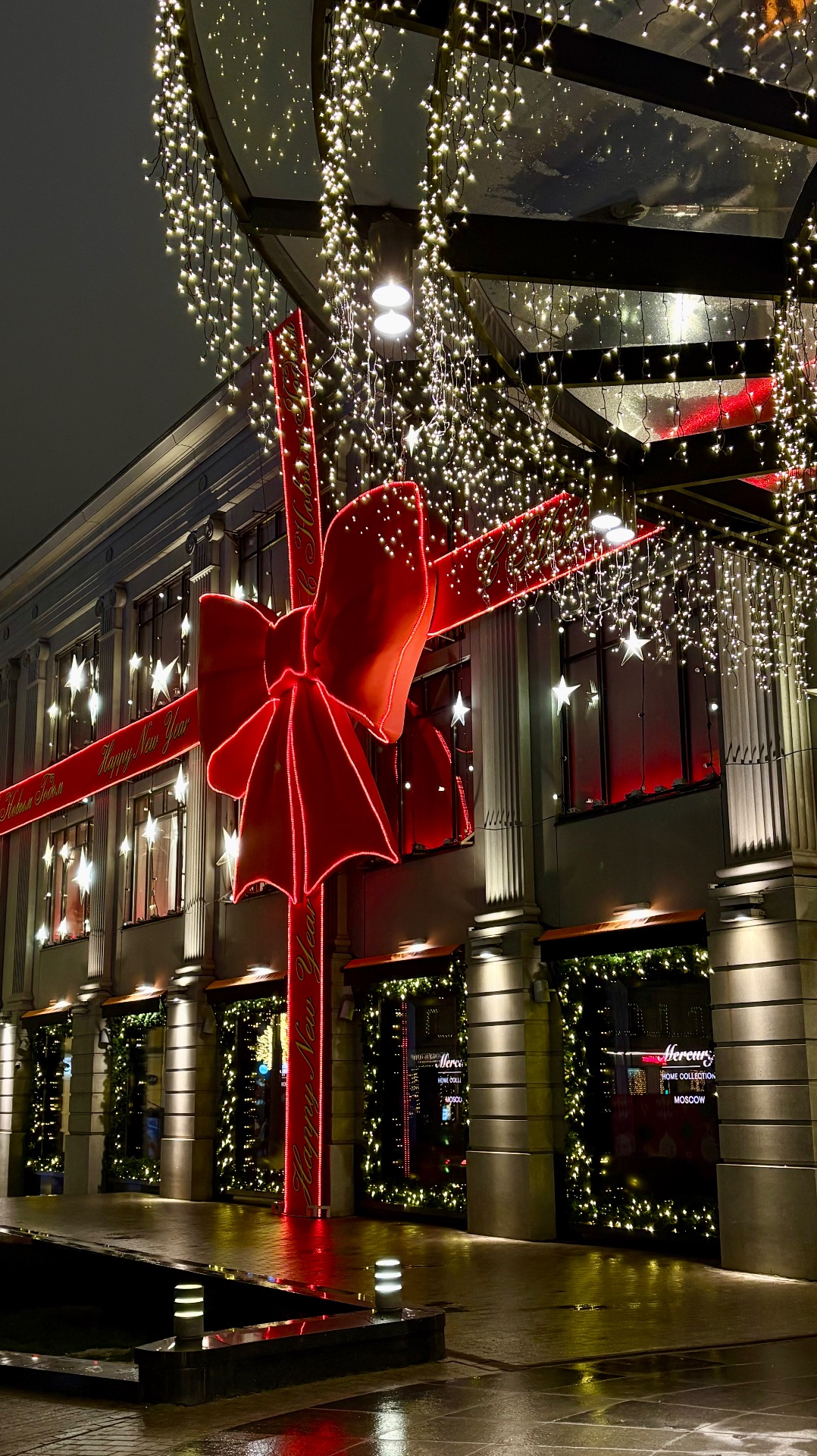 Дизайнерские елки около ЦУМа🎄 Так красиво 😍