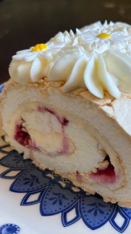 Меренговый рулет и все секреты его успешного приготовления😻