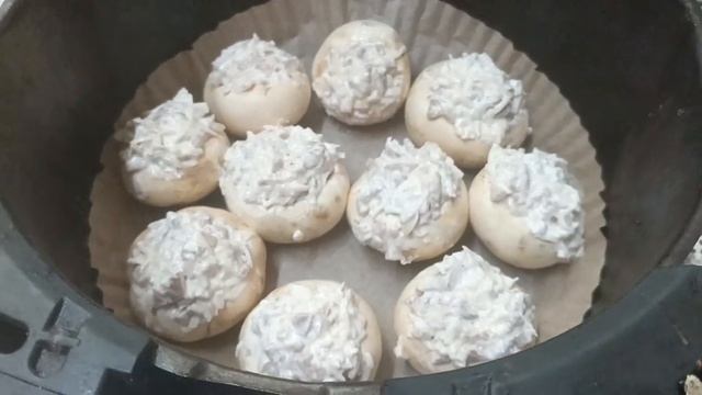 Фаршированные шампиньоны в аэрогриле. Вкусная закуска на стол.