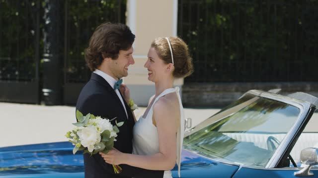 Поздравление с днём свадьбы Выпьем за любовь и за блеск счастливых глаз!