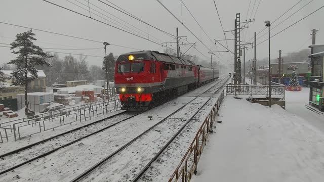 Тепловоз ТЭП70БС-361 (ТЧЭ-14) с двумя пассажирскими вагонами следует по 2-му главному пути.