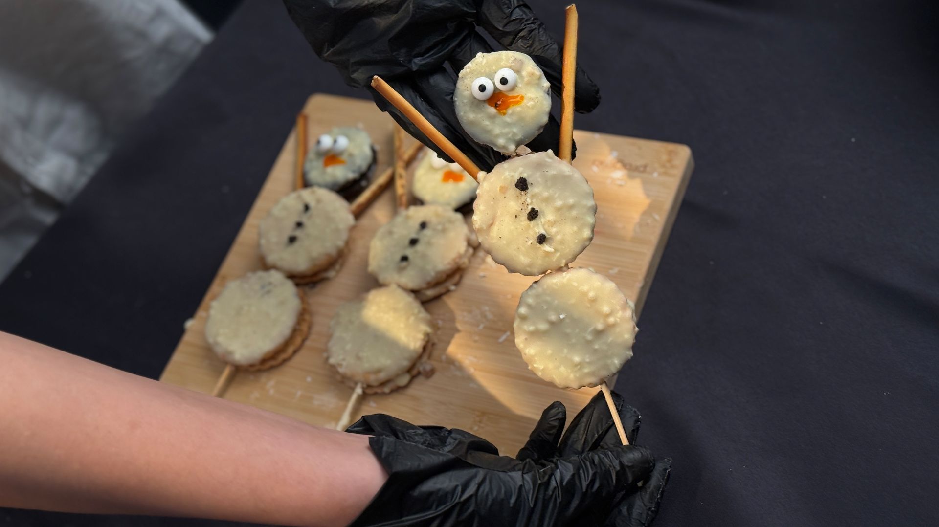 Новогодние снеговики из печенья без выпечки — самый простой десерт ⛄️🍪