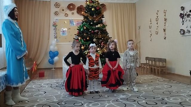 Рассказываем  стихи у ёлочки