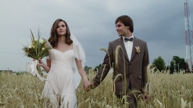 Поздравление с днём свадьбы В этот праздник подарите друг другу сердца!