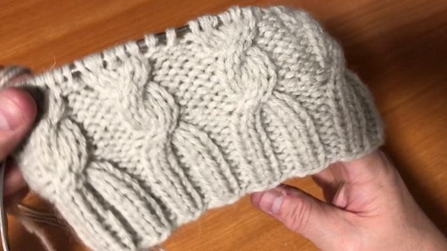 Шапочка спицами с фиксированным отворотом и с узором