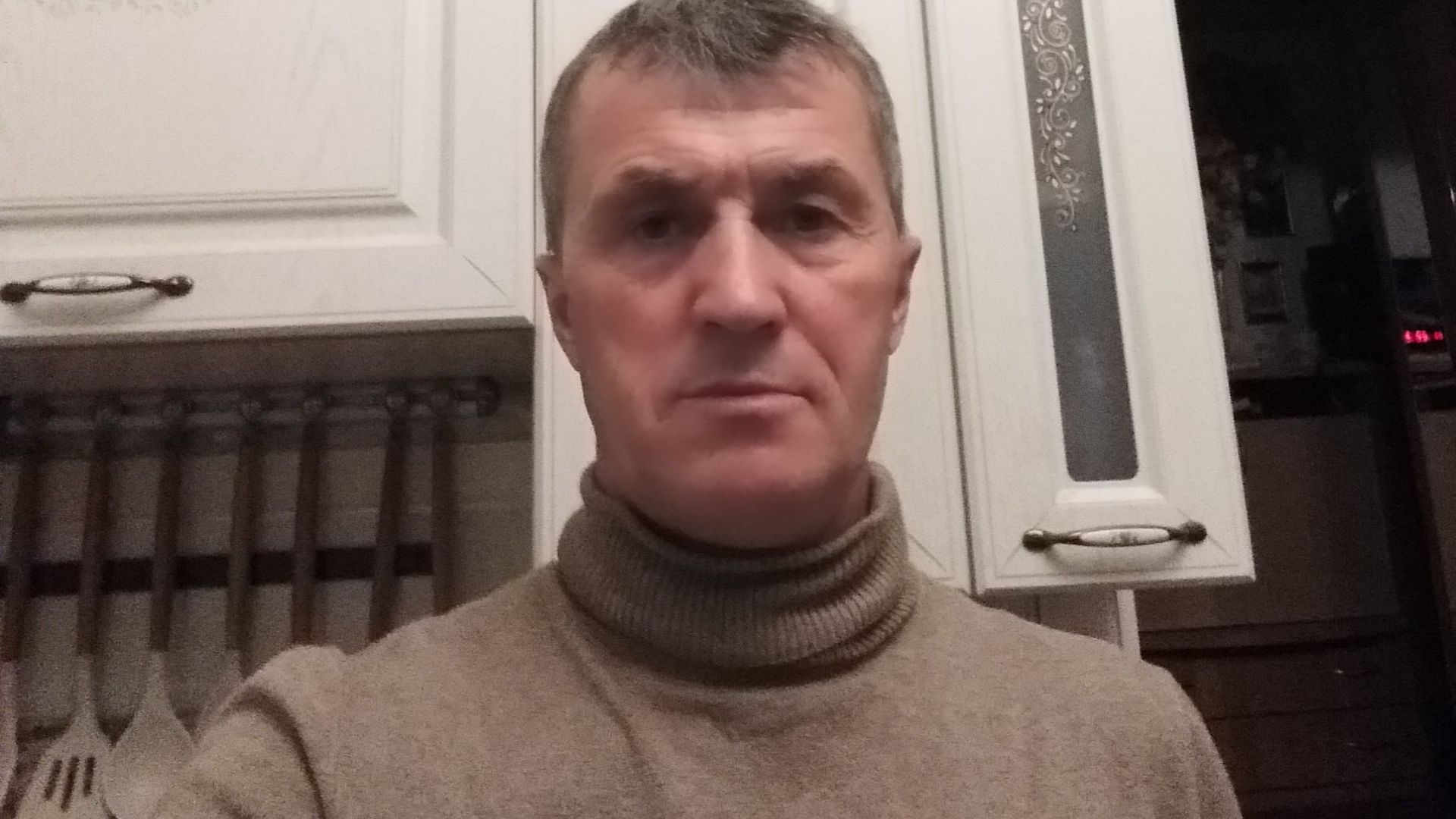 Спустило колесо на автомобиле.