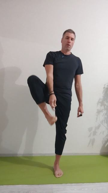 2025-12-05 Уттхита Хаста Падангуштхасана2. Поза интенсивного вытяжения с захватом стопы.