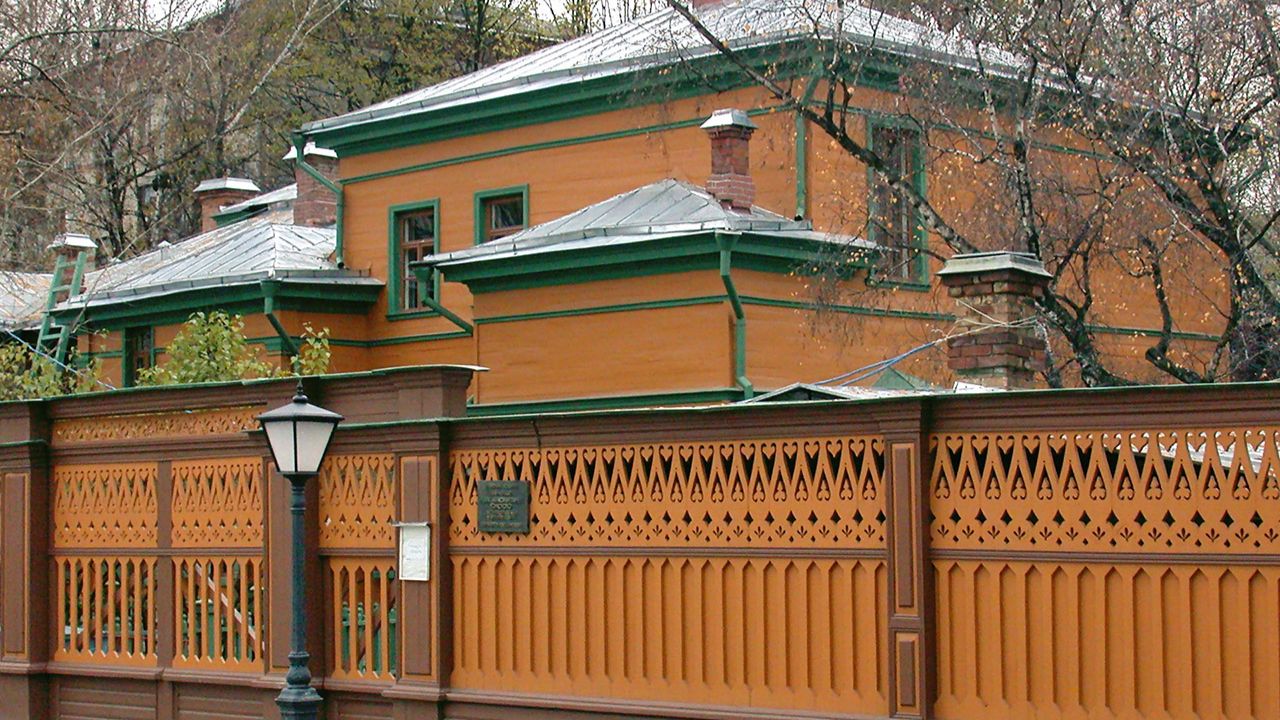 Усадьба-музей «Хамовники» Лев Толстой прожил в ней с семьёй 19 зим с 1882 до 1901 года