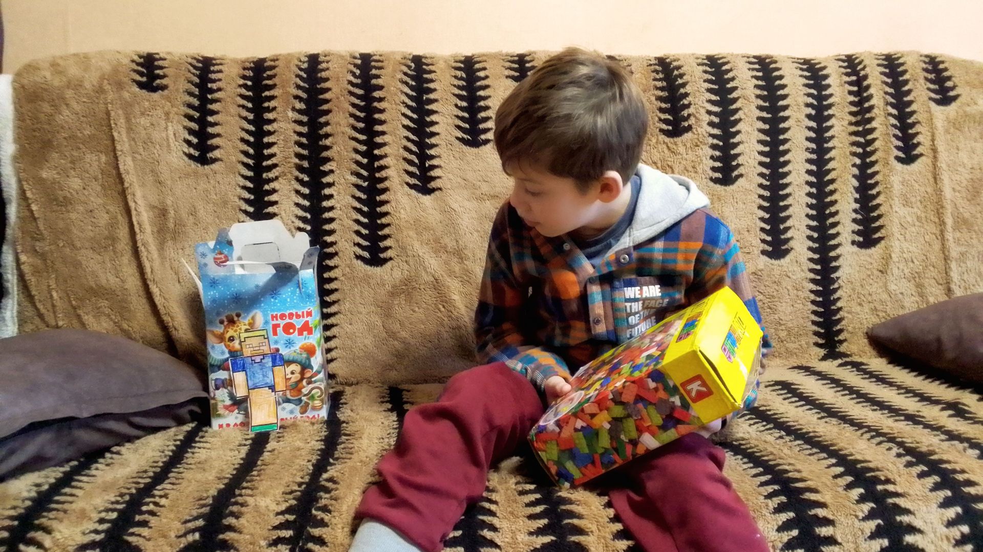 Показываю что мне подарили на новый год