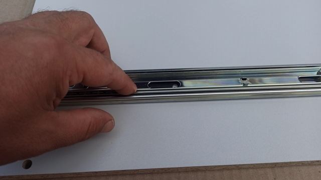 КРЕПЛЮ ШАРИКОВЫЕ МЕБЕЛЬНЫЕ НАПРАВЛЯЮЩИЕ для ЯЩИКОВ. СОБИРАЮ КУХНЮ.