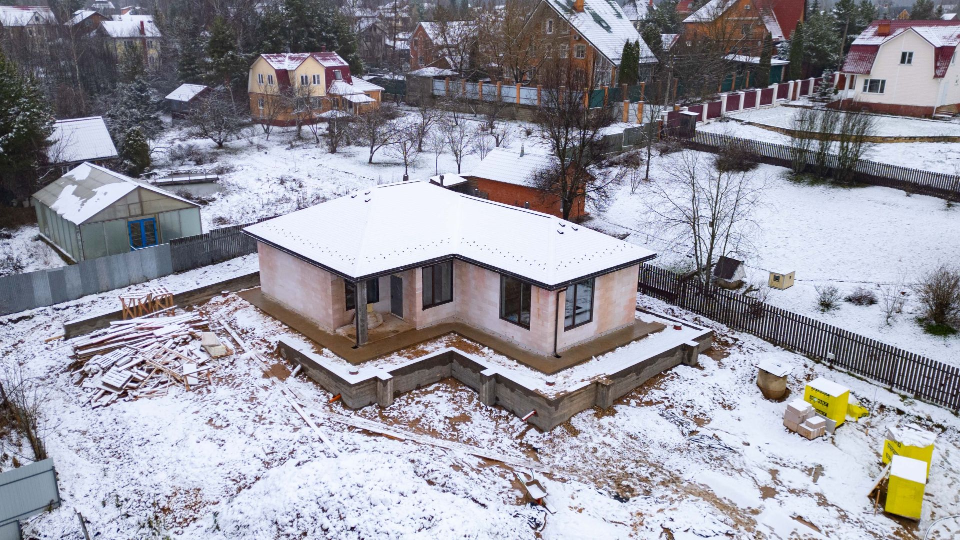 Утеплённая отмостка дома из премиум газобетона. Строительная компания Bavaria-Bau