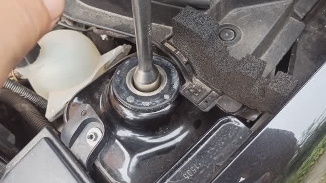 Nissan Almera III (G15) (Ниссан Альмера). Замена опорной подушки и подшипника передней стойки аморт.