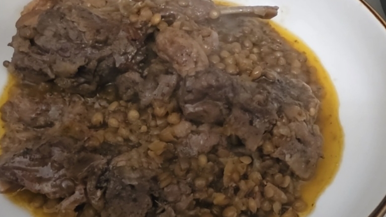 Тушу баранину с чечевицей в тажине