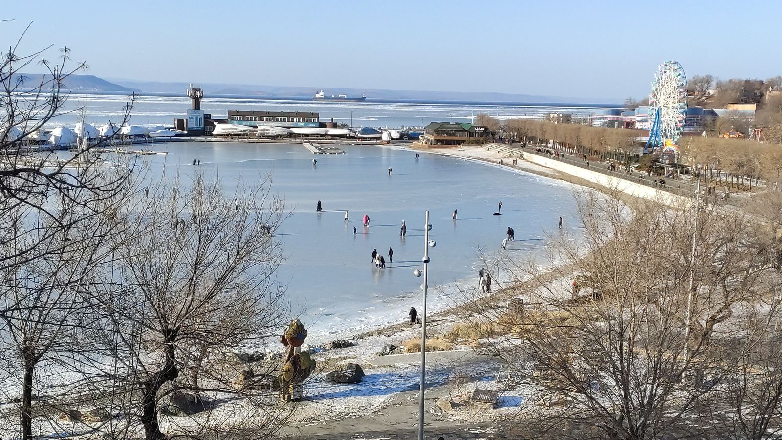 Суханова, прогулки по льду. Владивосток
