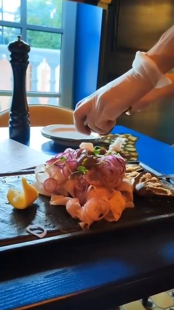 Как правильно есть рыбную строганину