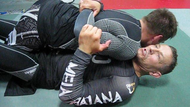 2017 год. Вариант завязывания руки соперника в партере.