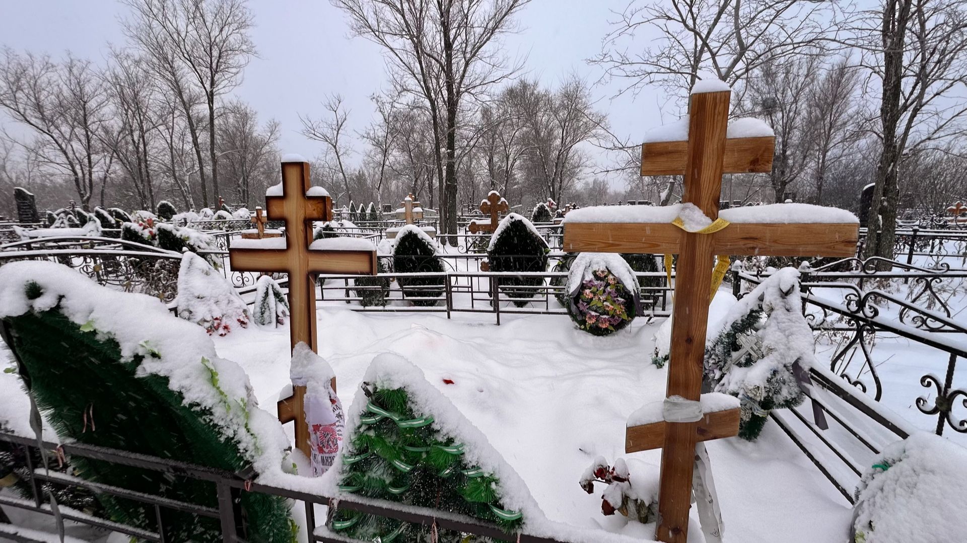 Могилы недавно упокоившихся людей.   Отснято 4 января 2026 г.