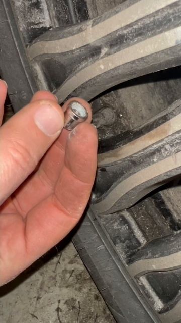 Как открутить закисший колпачок ниппеля.