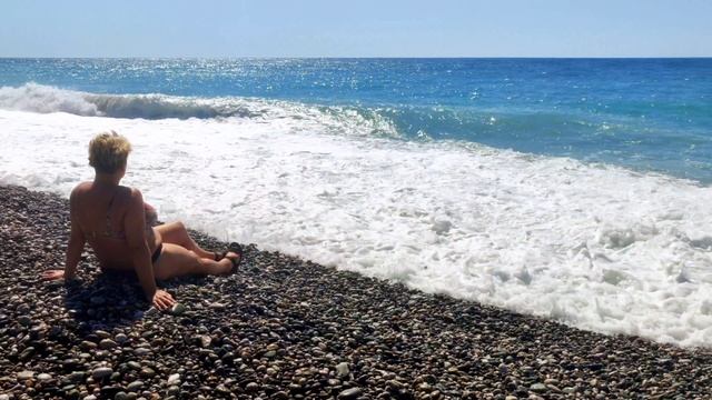 Пицунда_Лена на брегу реверс 20220914_110813226