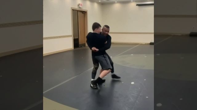 Бросок прогибом с зашагиванием