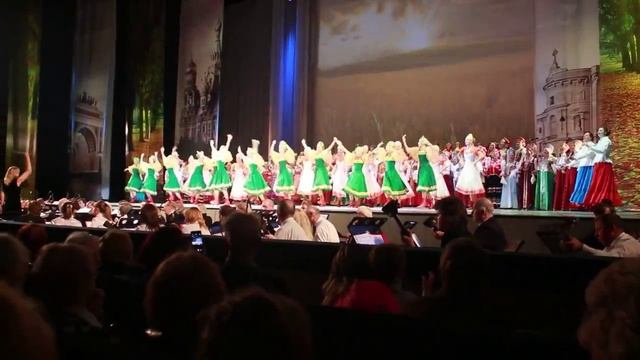 БКЗ "Октябрьский". По полю, полю