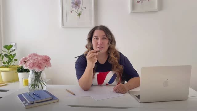 КАК ПРАВИЛЬНО держать ручку и лист во время письма? Каллиграфия для начинающих