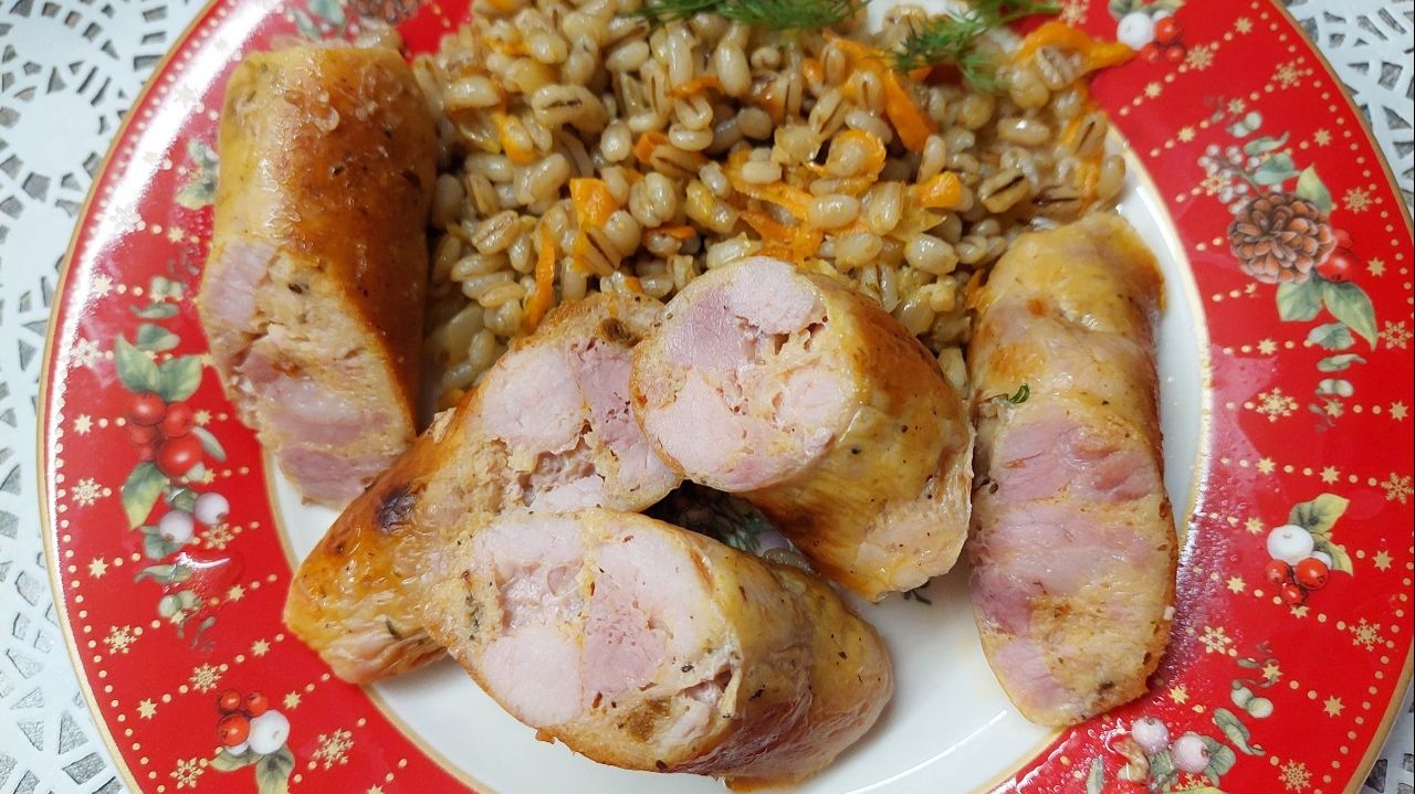 Домашняя колбаса из рубленного мяса свинины. Сочная, ароматная.