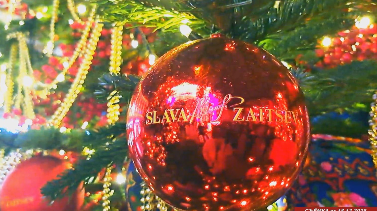 Дизайнерские ели 2026 на Кузнецком мосту в Москве