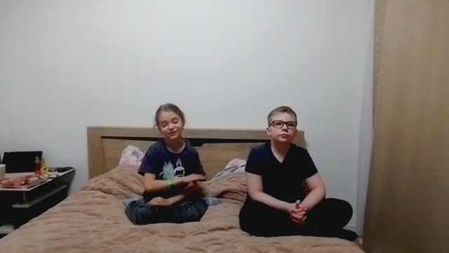 Пробуем продукты с другом и подругой