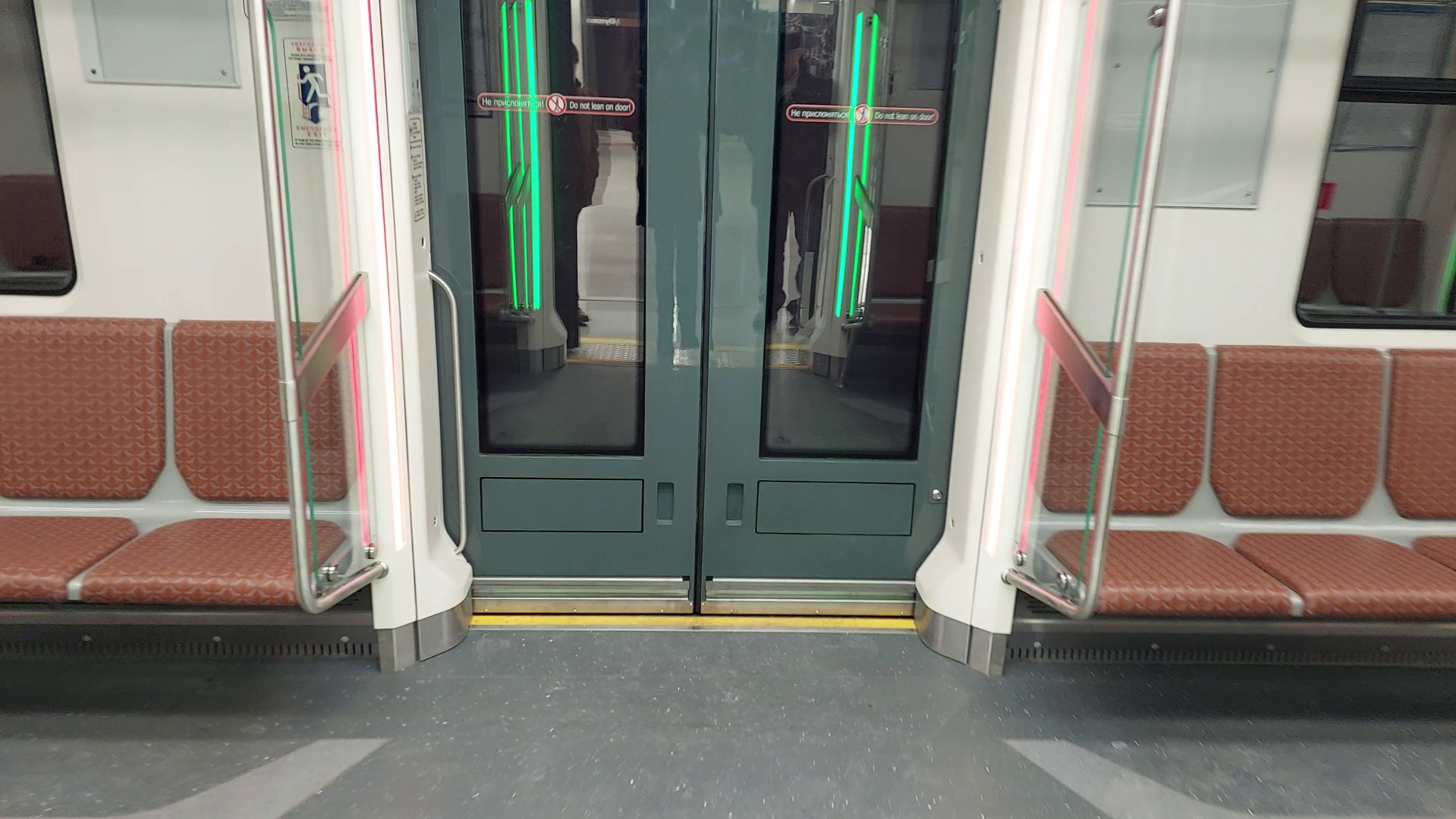 Прибытие поезда на станцию "Путиловская" Красносельско-Калининской линии метро в Санкт-Петербурге