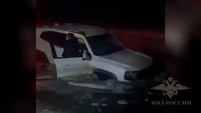 Полицейские из Волгоградской области пришли на помощь водителю и пассажиру автомобиля